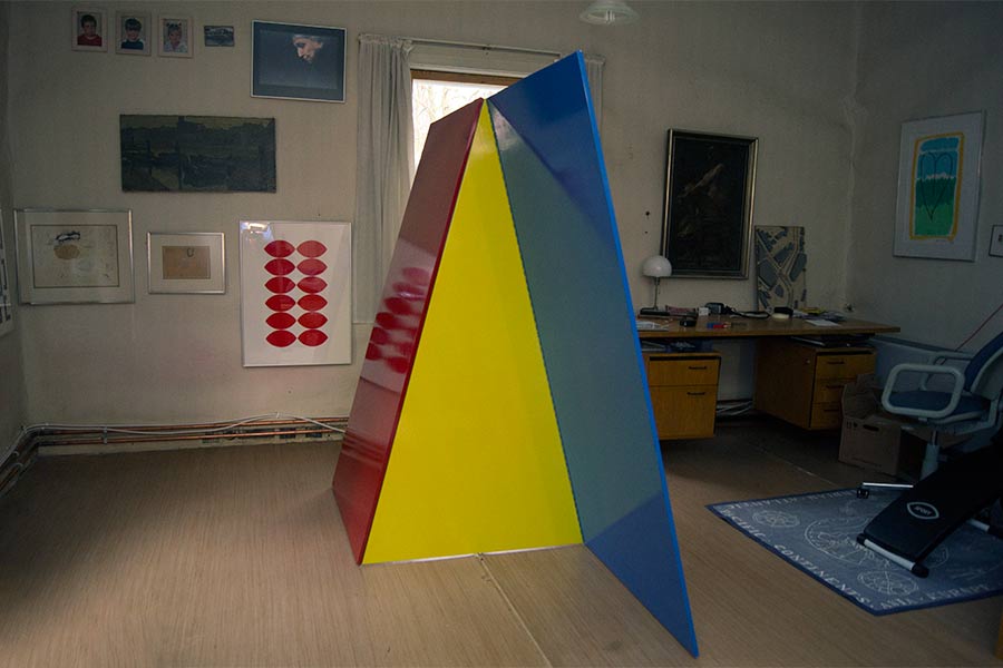 red, yellow and blue screen.